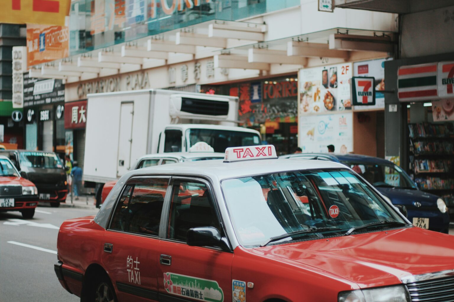 Common Tourist Scams to Avoid While Traveling - Yonder